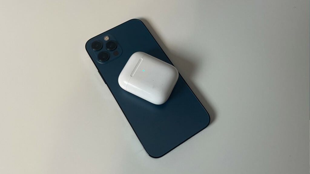 iPhone 12 secretly supports reverse wireless charging - AppleTrack